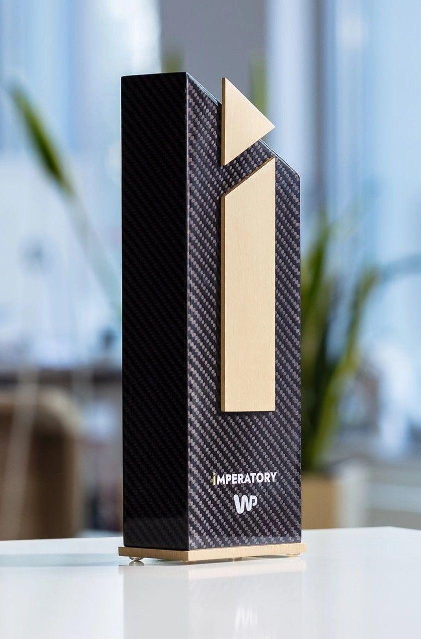 Modern carbon fiber statuette - CARB001 | Glasso Group Award Manufacturer